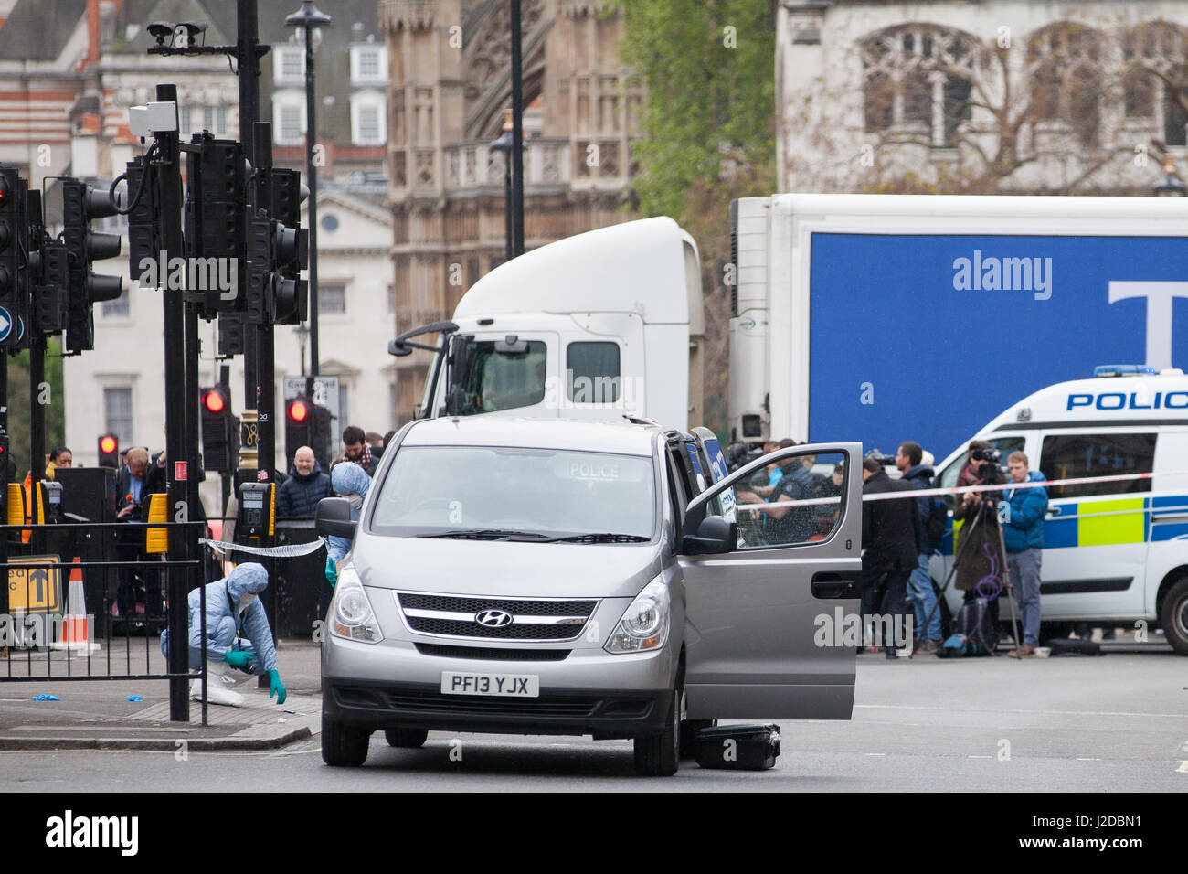 London, UK. 27th April, 2017. Police forensic officers carry out ...