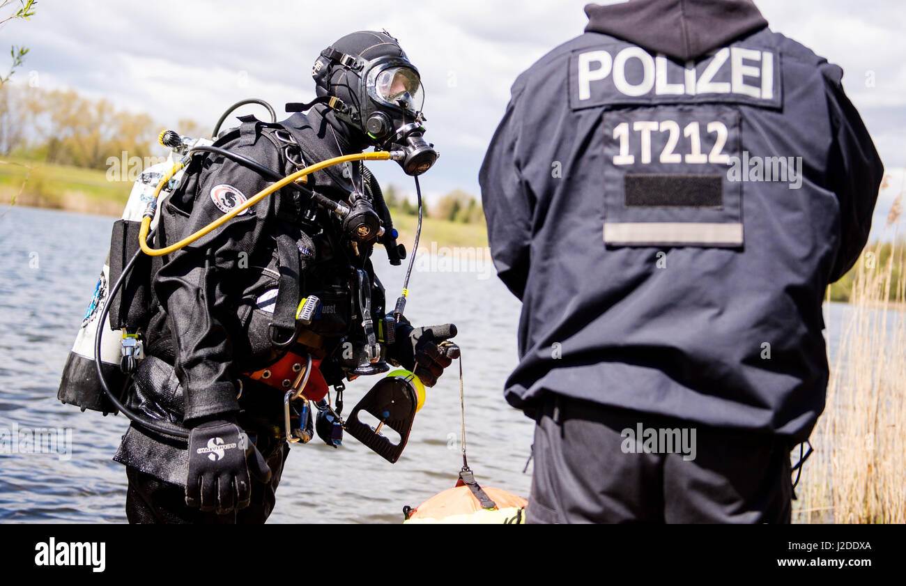 Hamburg, Germany. 27th Apr, 2017. A police diver during training at the ...