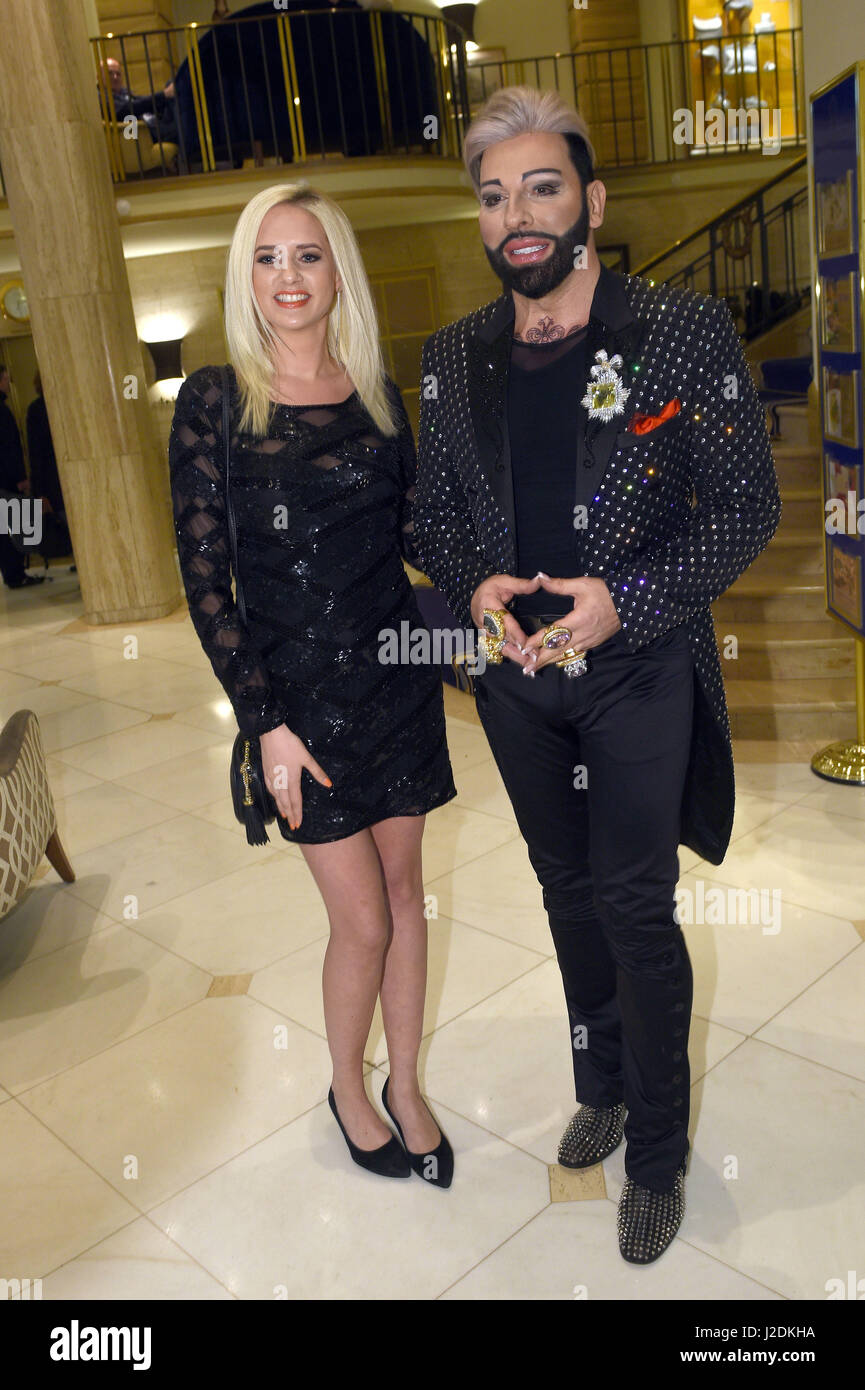 Sarah knappik hi-res stock photography and images - Alamy