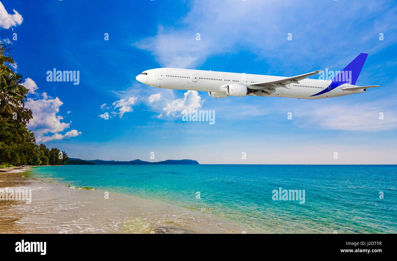 Passenger Airliner flying Stock Photo - Alamy
