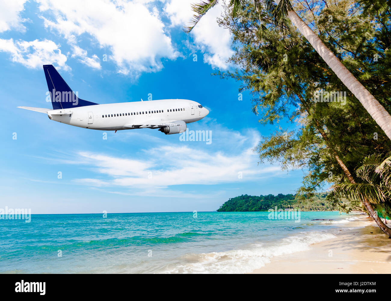 Passenger Airliner flying Stock Photo - Alamy