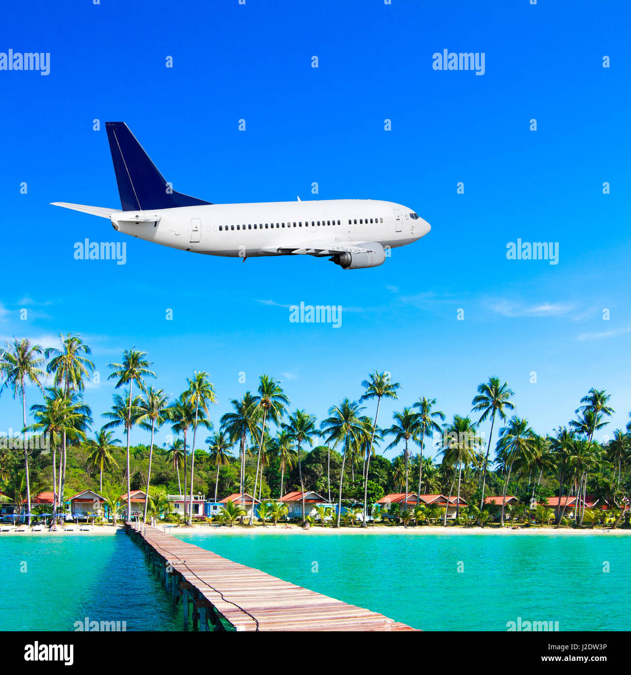Passenger Airliner flying Stock Photo - Alamy