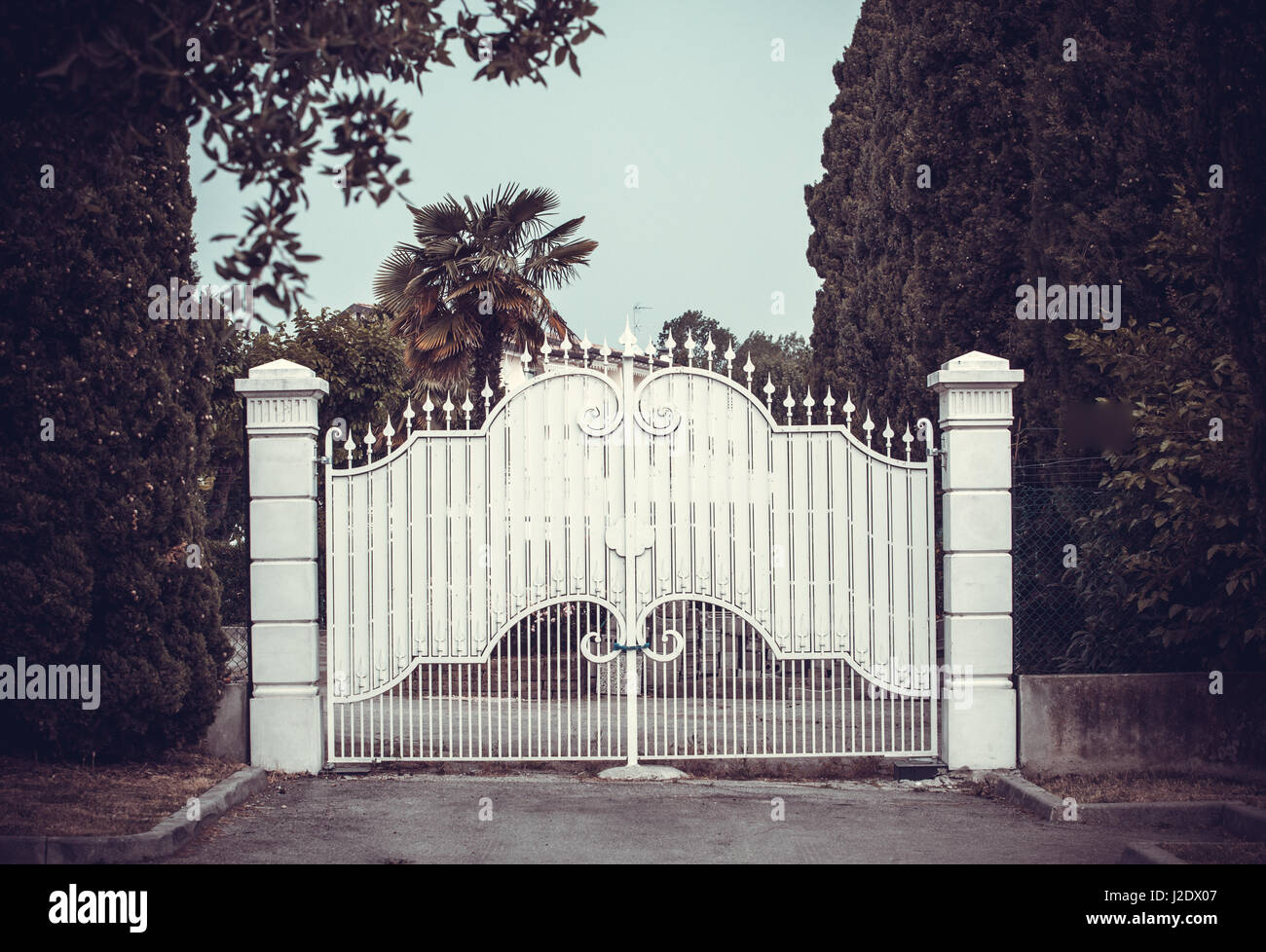 Steel farm gates hi-res stock photography and images - Alamy