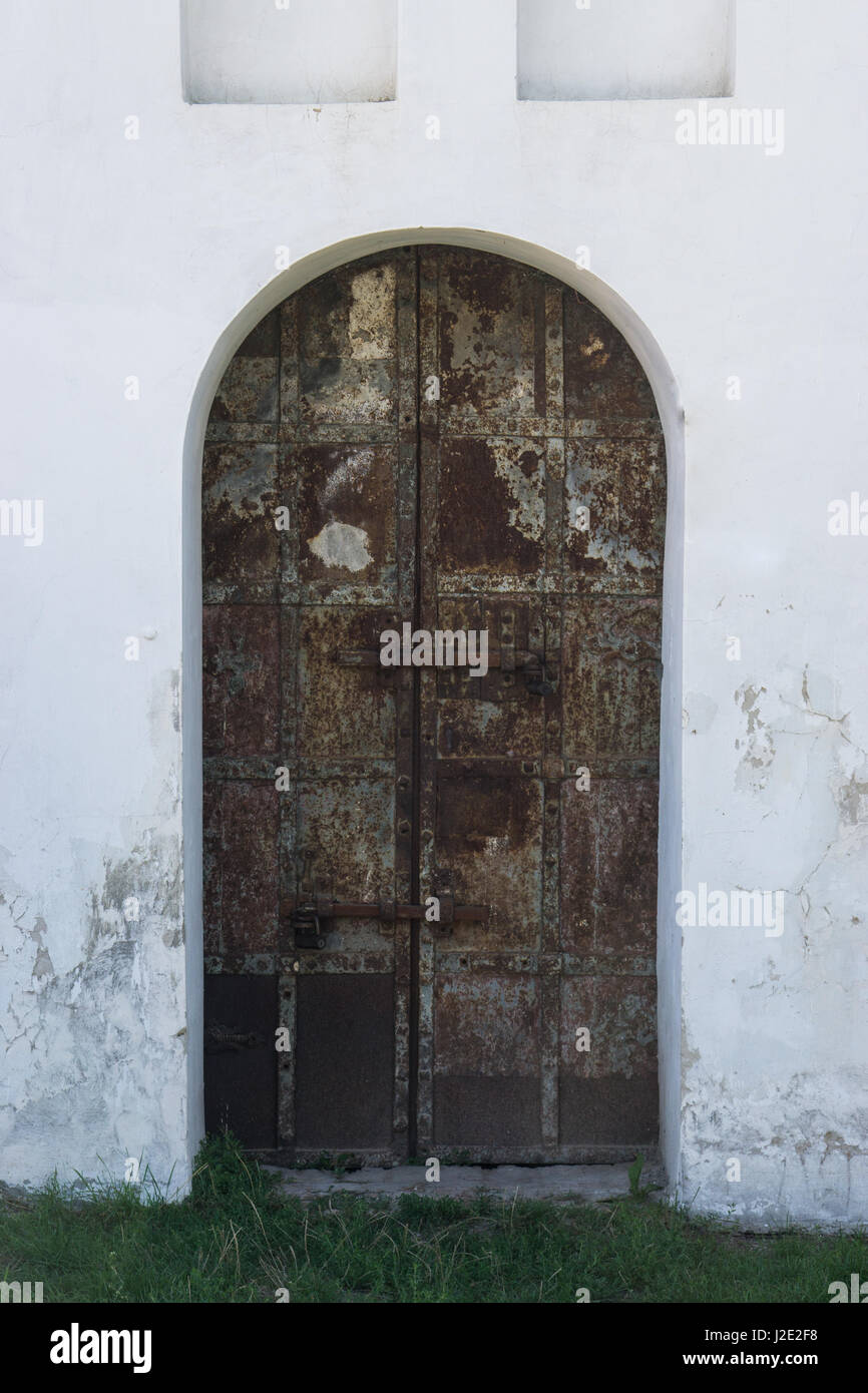 ancient rusty metal door entrance to old medieval castle Stock Photo ...