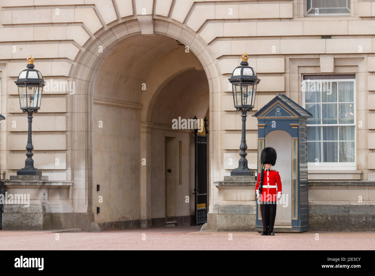British Soldier on sentry duty outside Buckingham palace Stock Photo ...