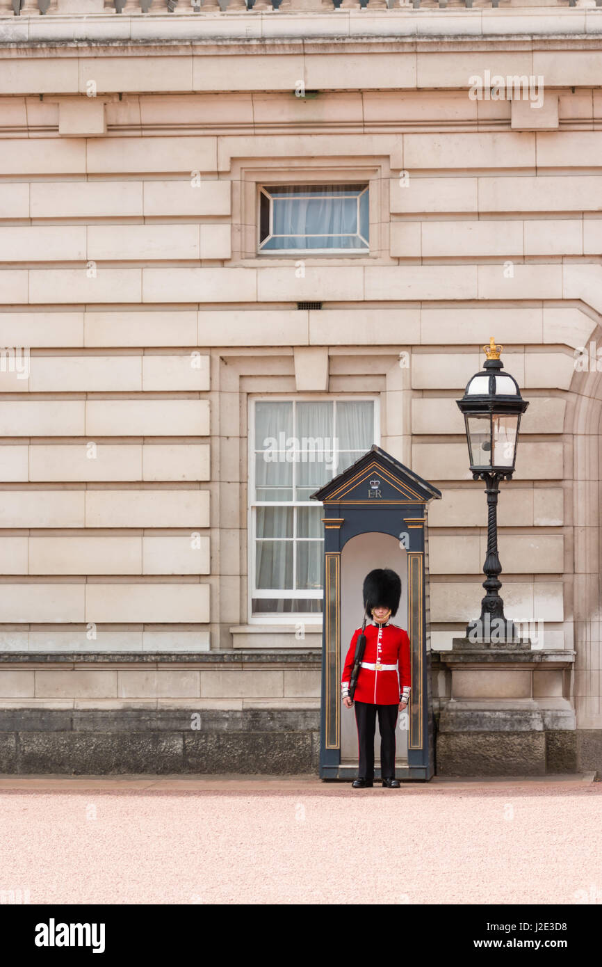 Soldier on sentry duty hi-res stock photography and images - Alamy
