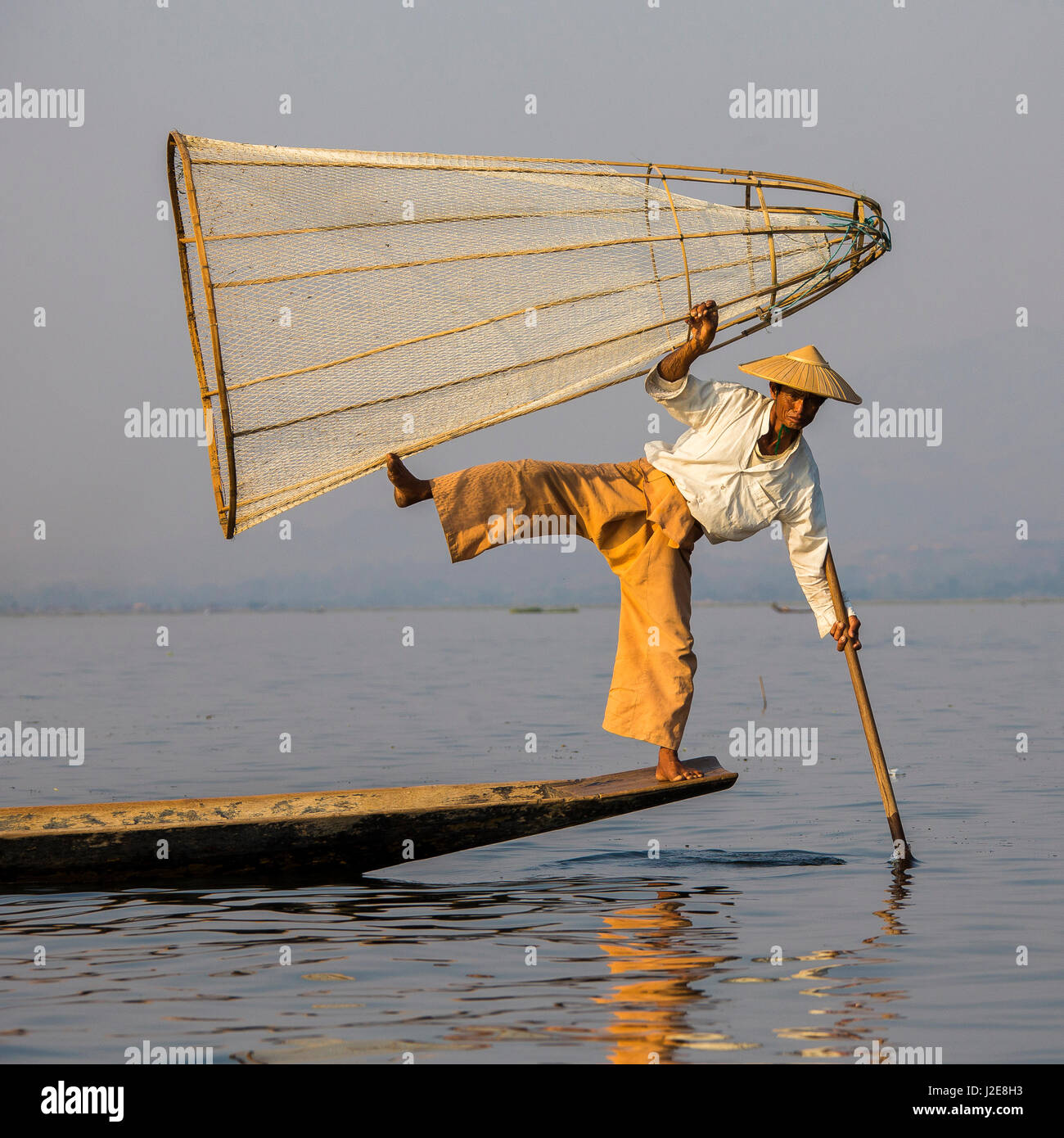 Leg rowing style, Intha fishermen on Inle Lake, Myanmar Stock Photo - Alamy