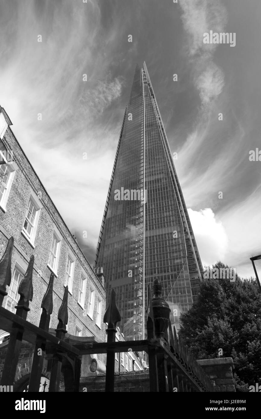 Black and white photo of the shard hi-res stock photography and images ...