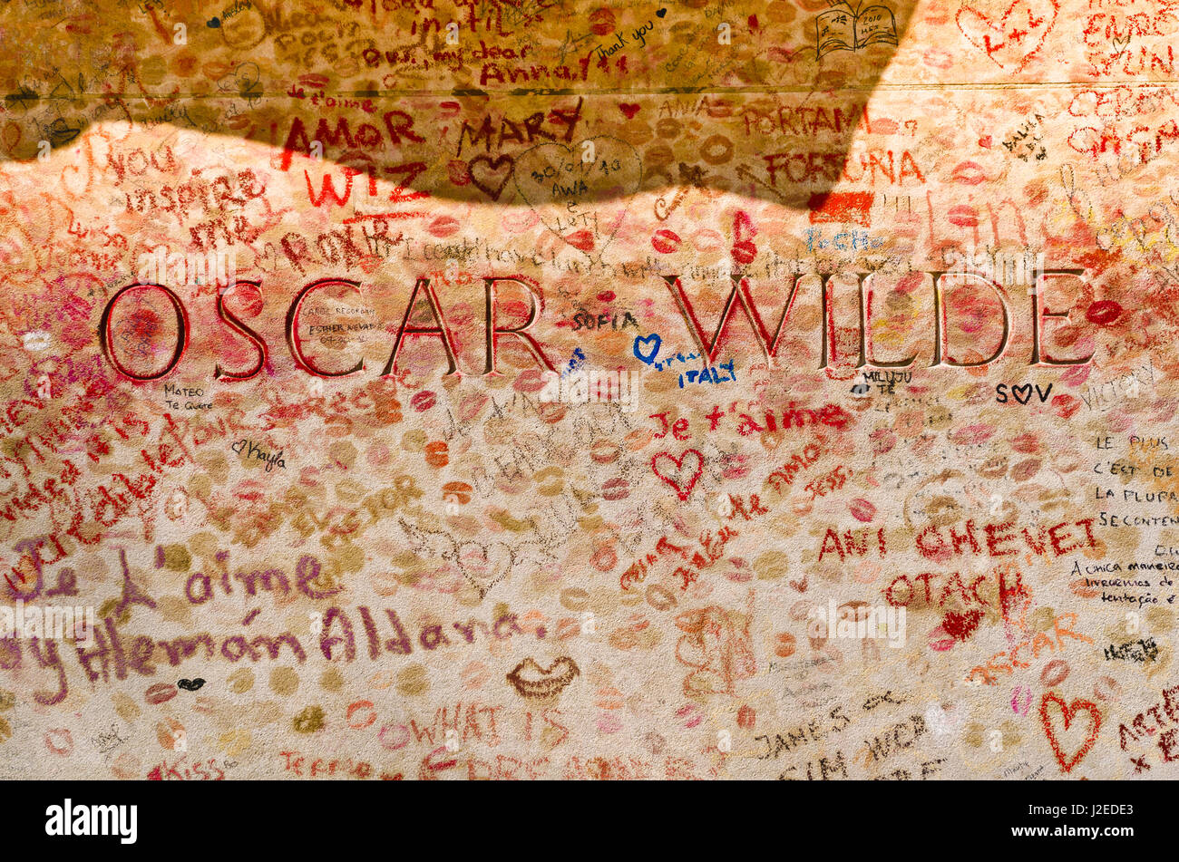 Oscar Wilde's grave, Pere Lachaise Cemetery, Paris, France Stock Photo ...
