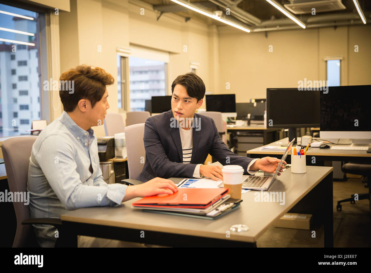 Serious businessmen hi-res stock photography and images - Alamy