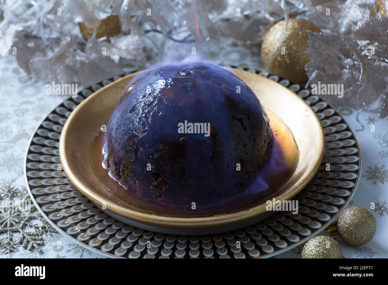 Flaming christmas pudding hi-res stock photography and images - Alamy