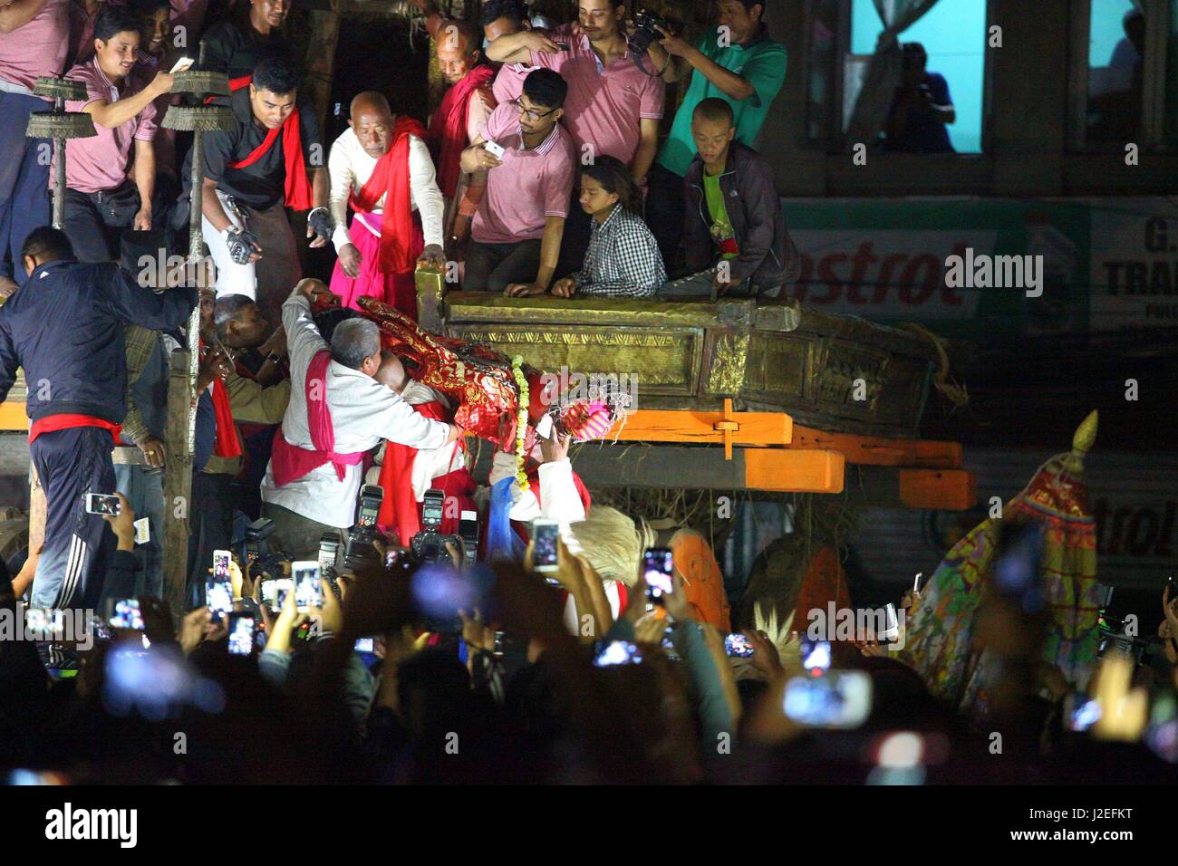 Priests carry Idol of Rato Machhendranath to its place at chariot for ...