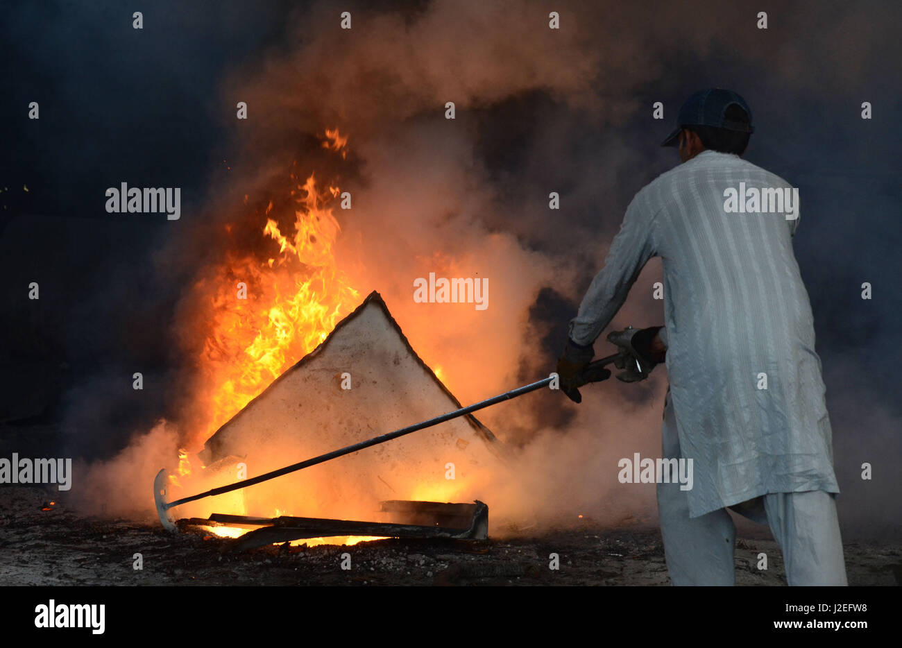 Lahore, Pakistan. 28th Apr, 2017. Pakistani laborers work by a smelter ...