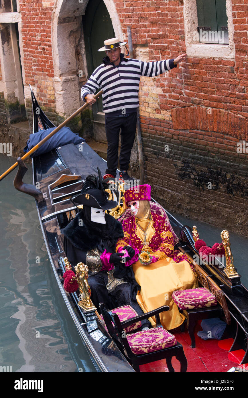 Venice mask couple boat hi-res stock photography and images - Alamy