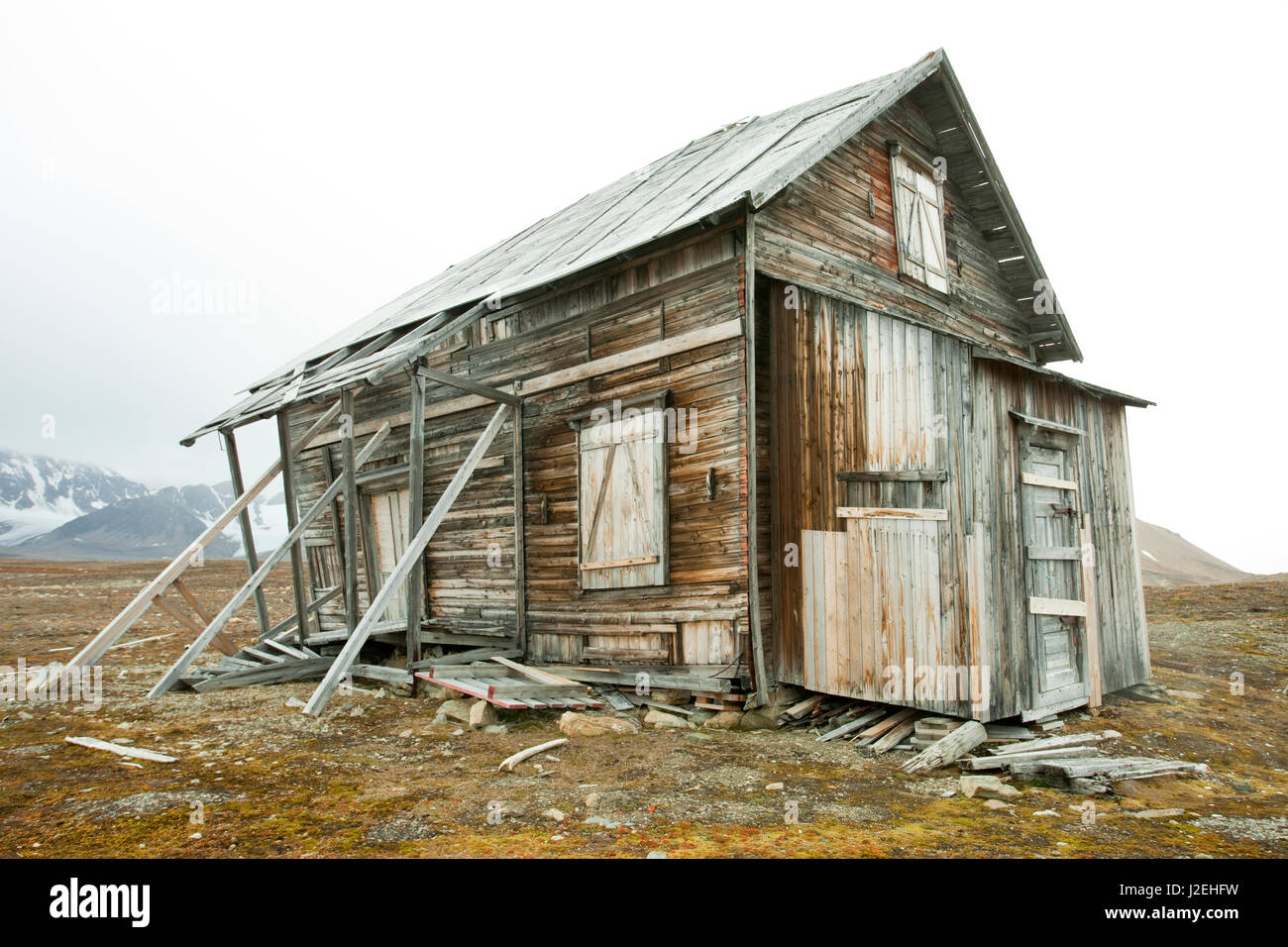 Tundra house collapsing hi-res stock photography and images - Alamy