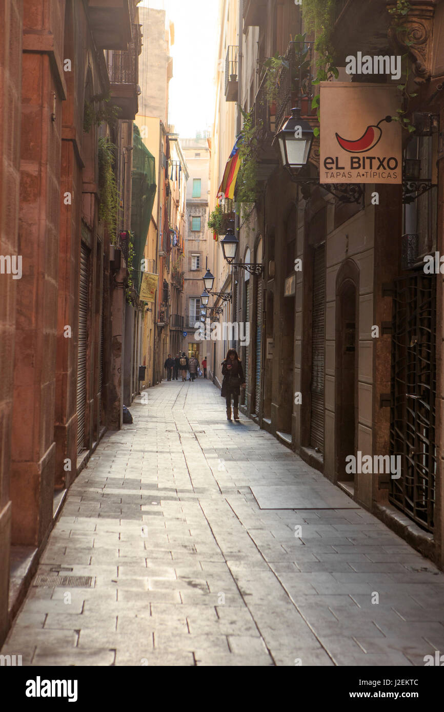 A narrow alley in the Barri Gotic area of Barcelona, Spain Stock Photo ...