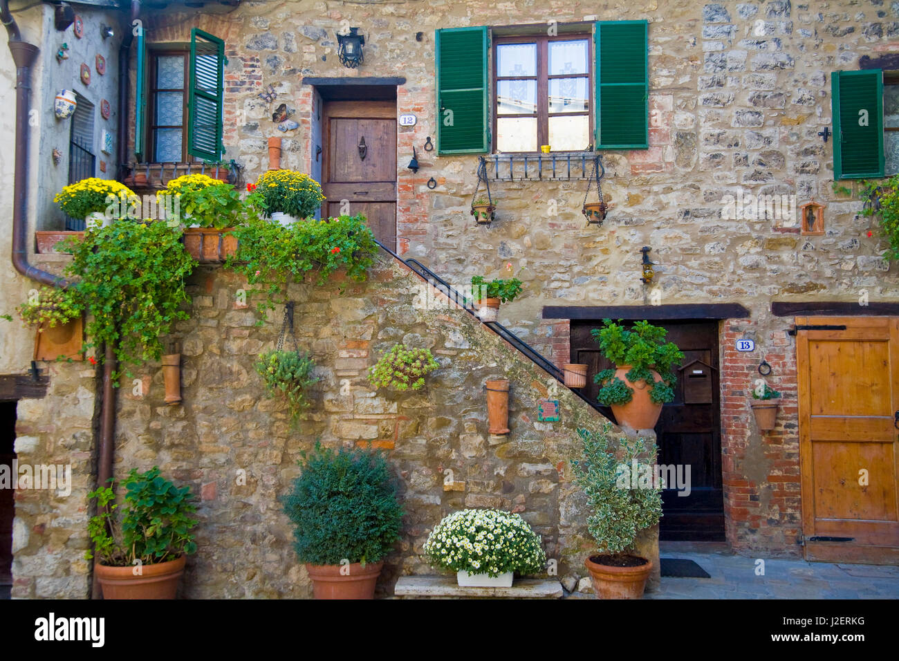 Italy the courtyard hi-res stock photography and images - Alamy