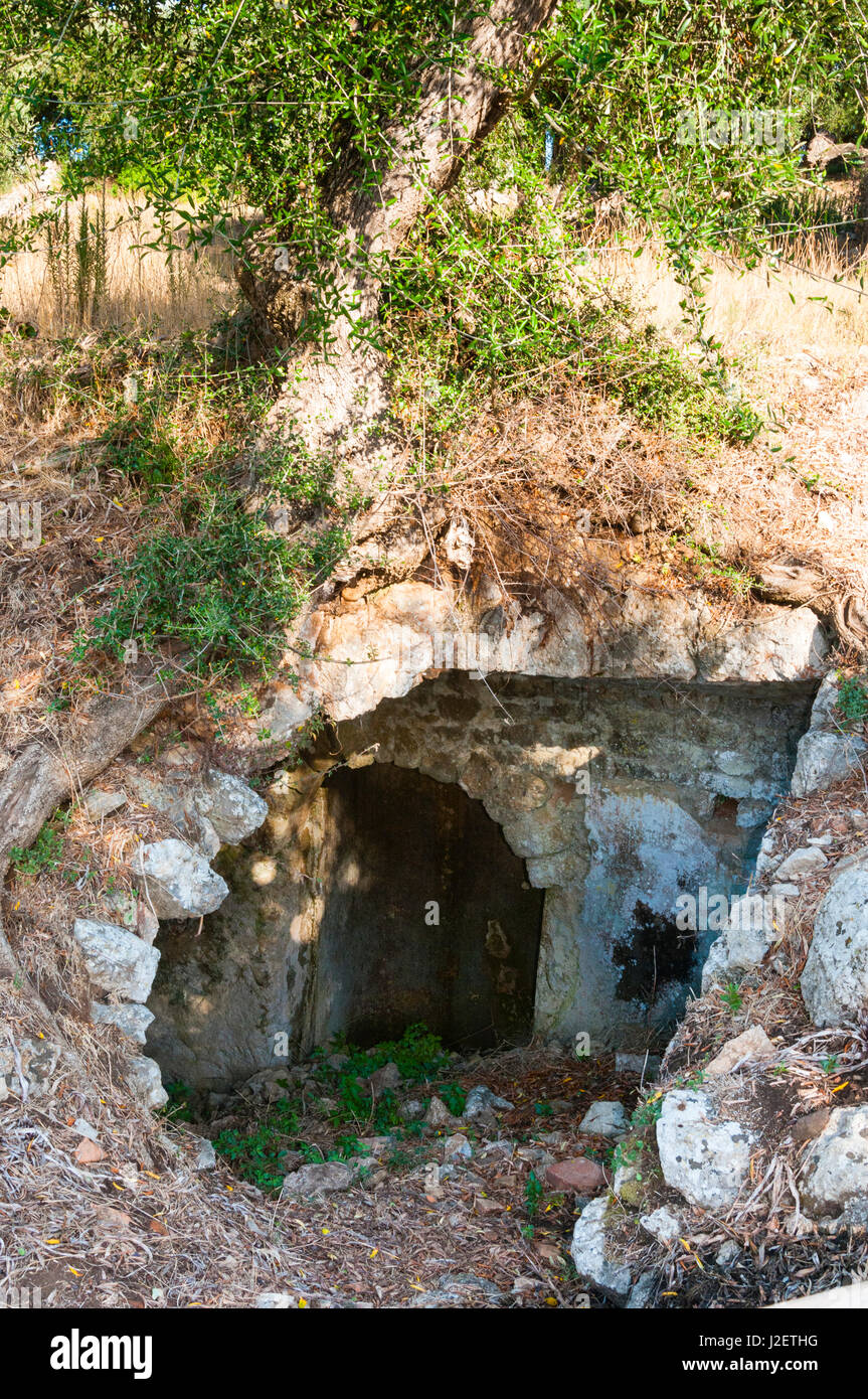 Roman well hi-res stock photography and images - Alamy