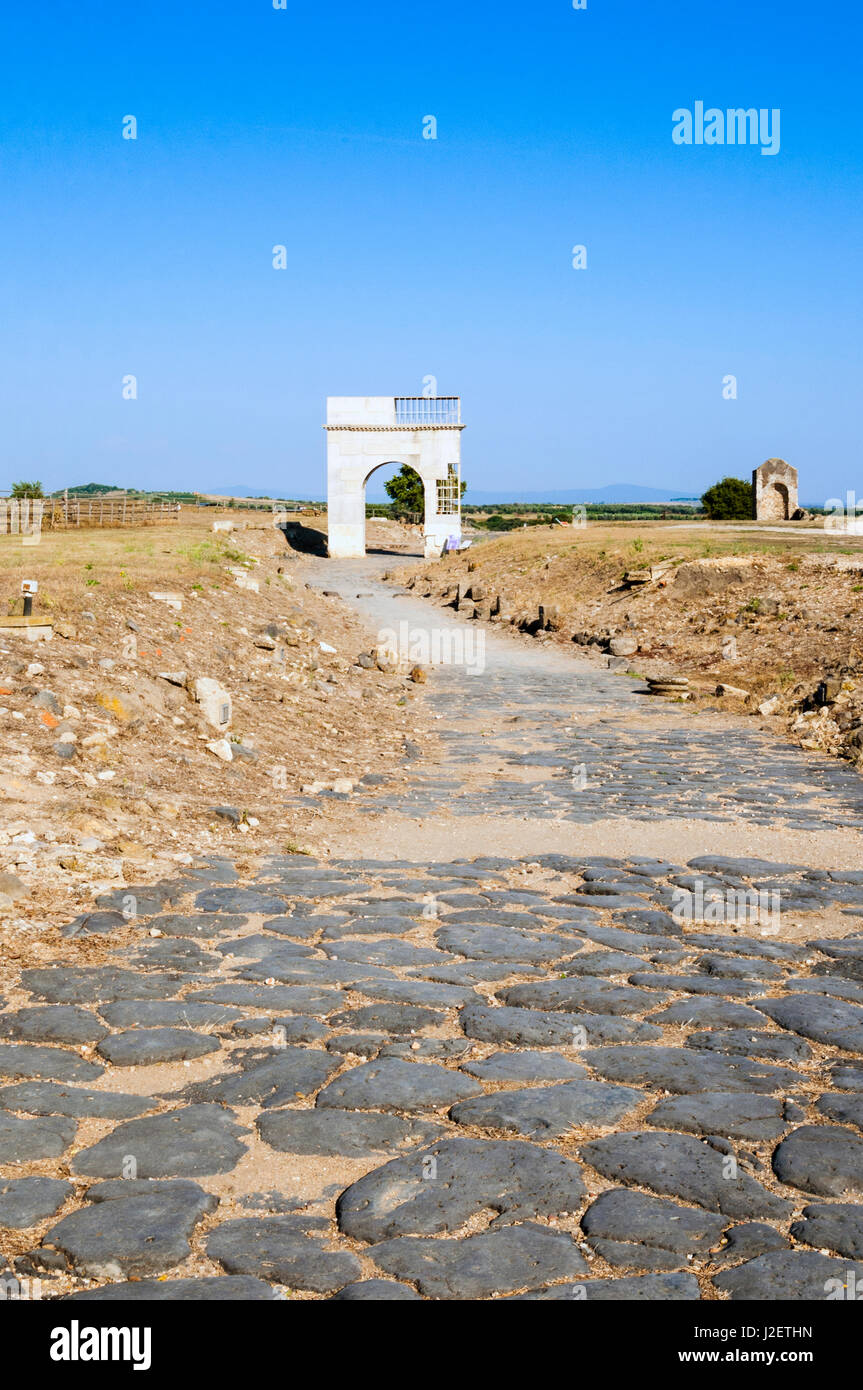Arch of Publio Sulpicius MundUSA, Decumanus Maximus roman road ...