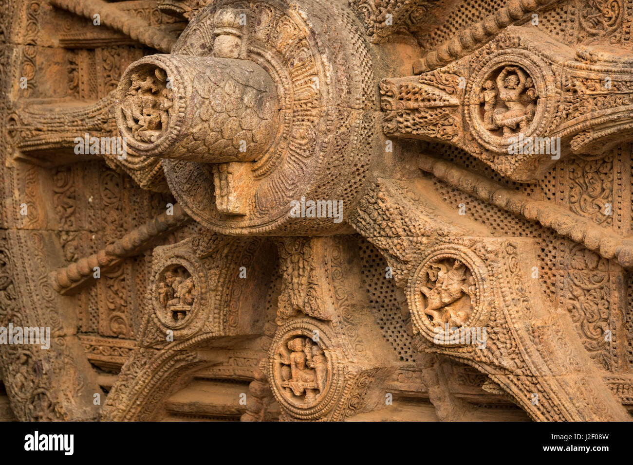 One of wheels of the chariot design of Konark temple Stock Photo - Alamy