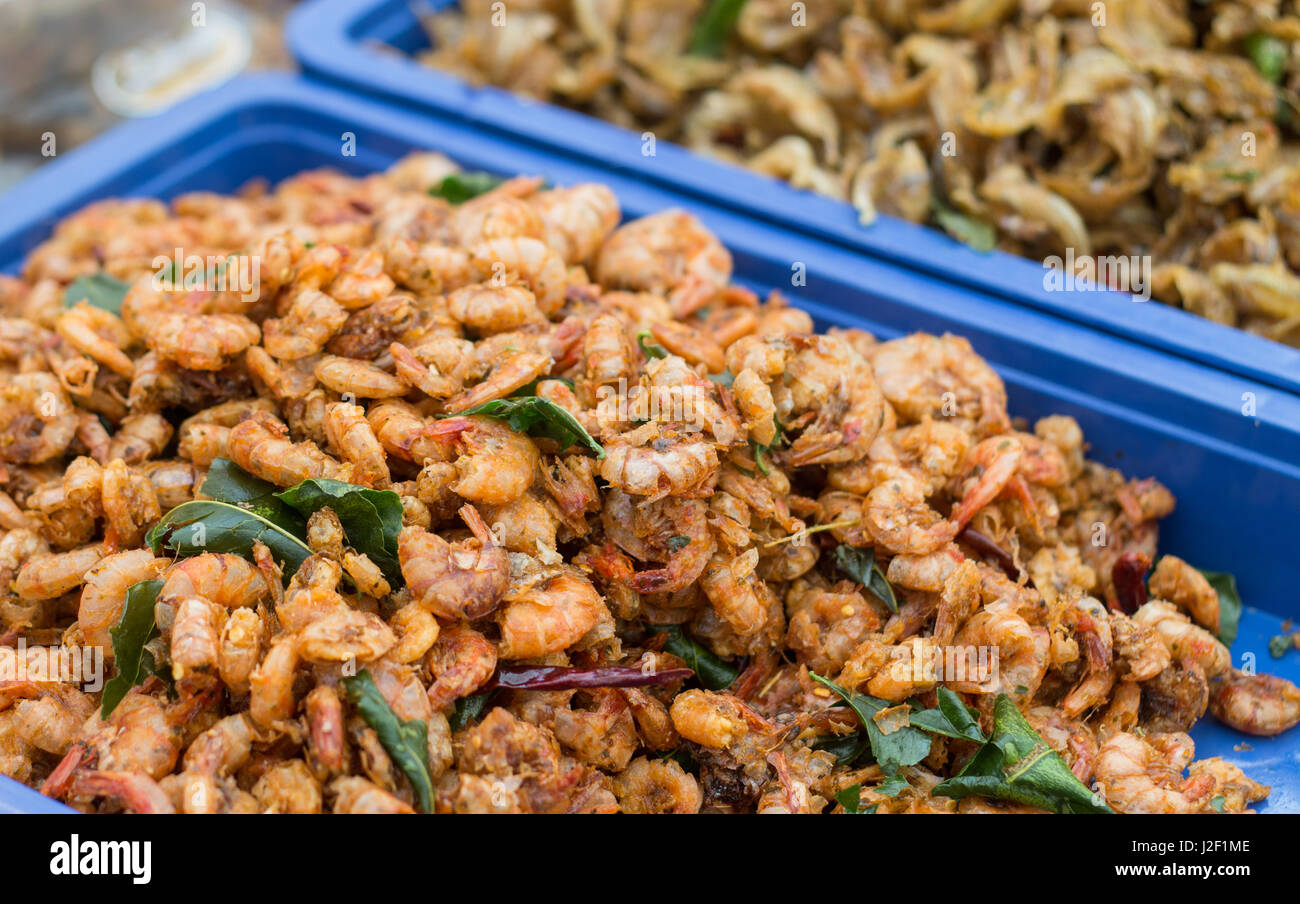 close up frying pawn with vegetable on buffet shop Stock Photo - Alamy