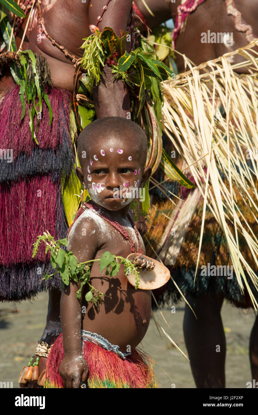 Papua new guinea mother children hi-res stock photography and images ...