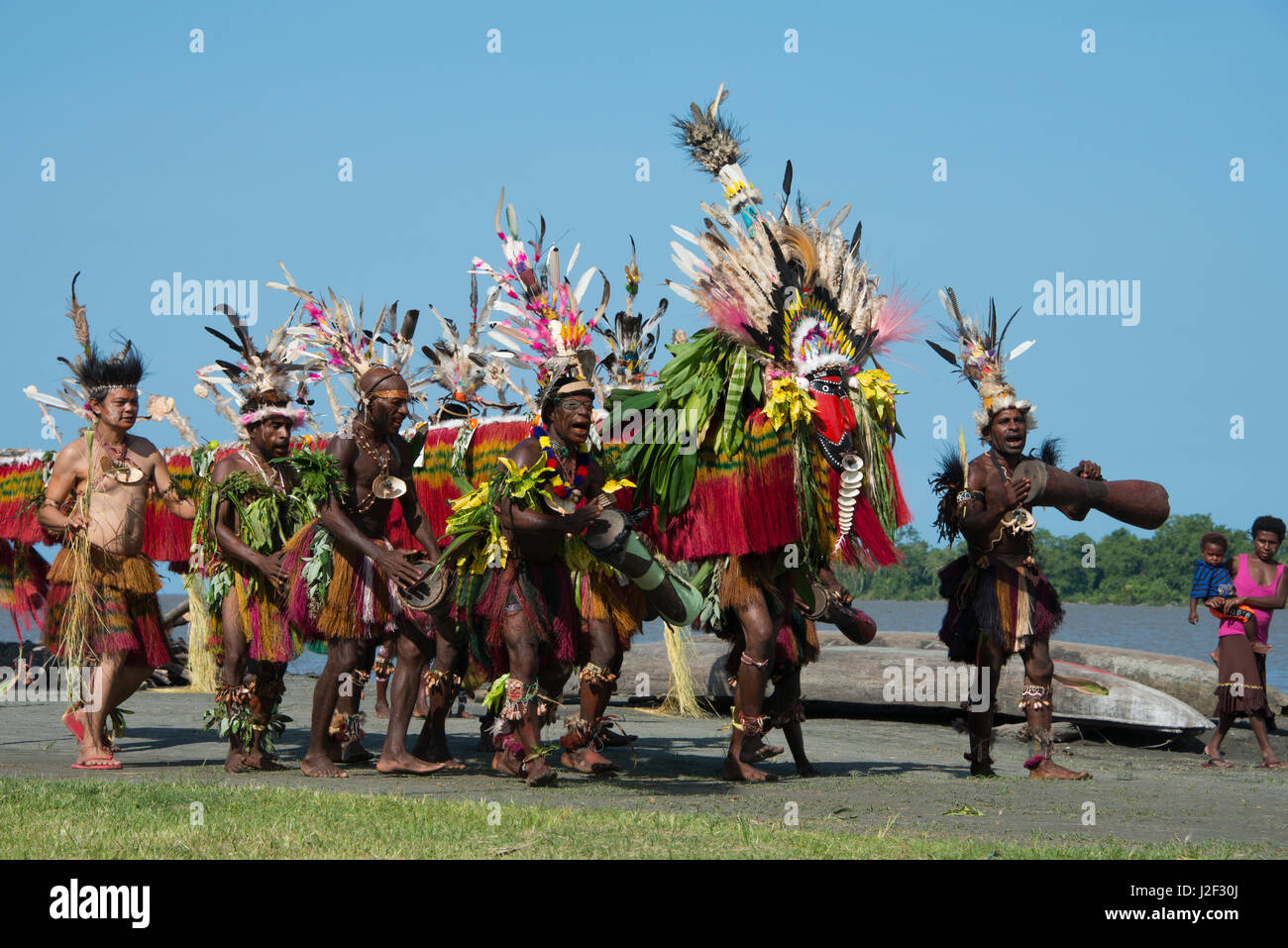 Large feather headdresses hi-res stock photography and images - Alamy