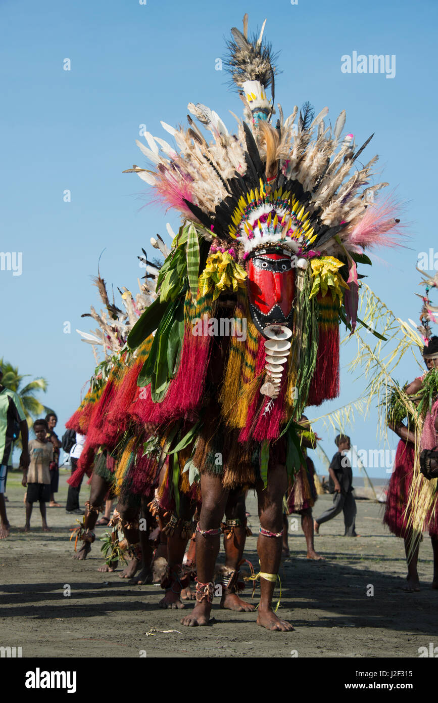 Large feather headdresses hi-res stock photography and images - Alamy