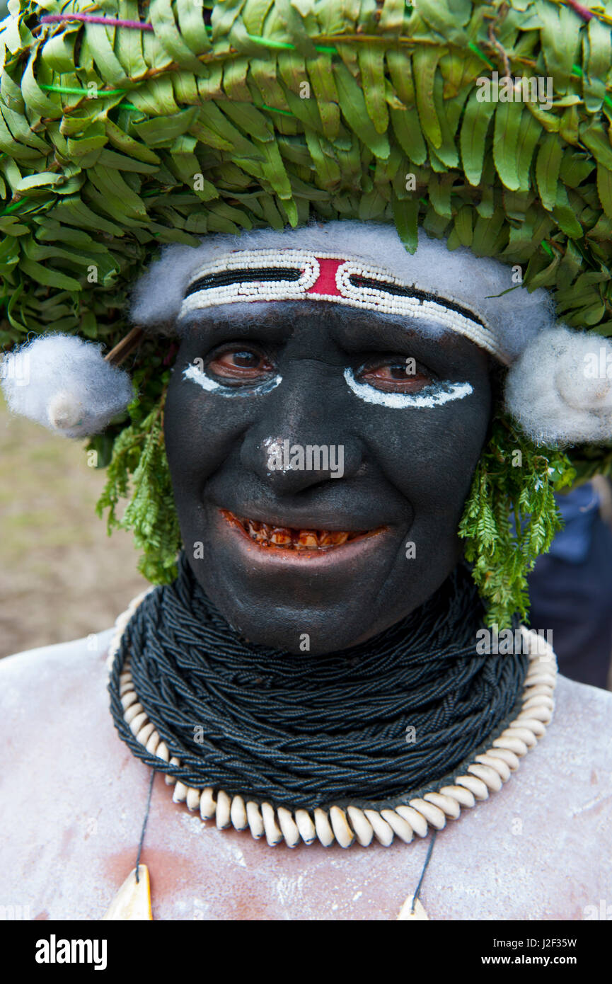 Papua new guinea female face paint hi-res stock photography and images ...