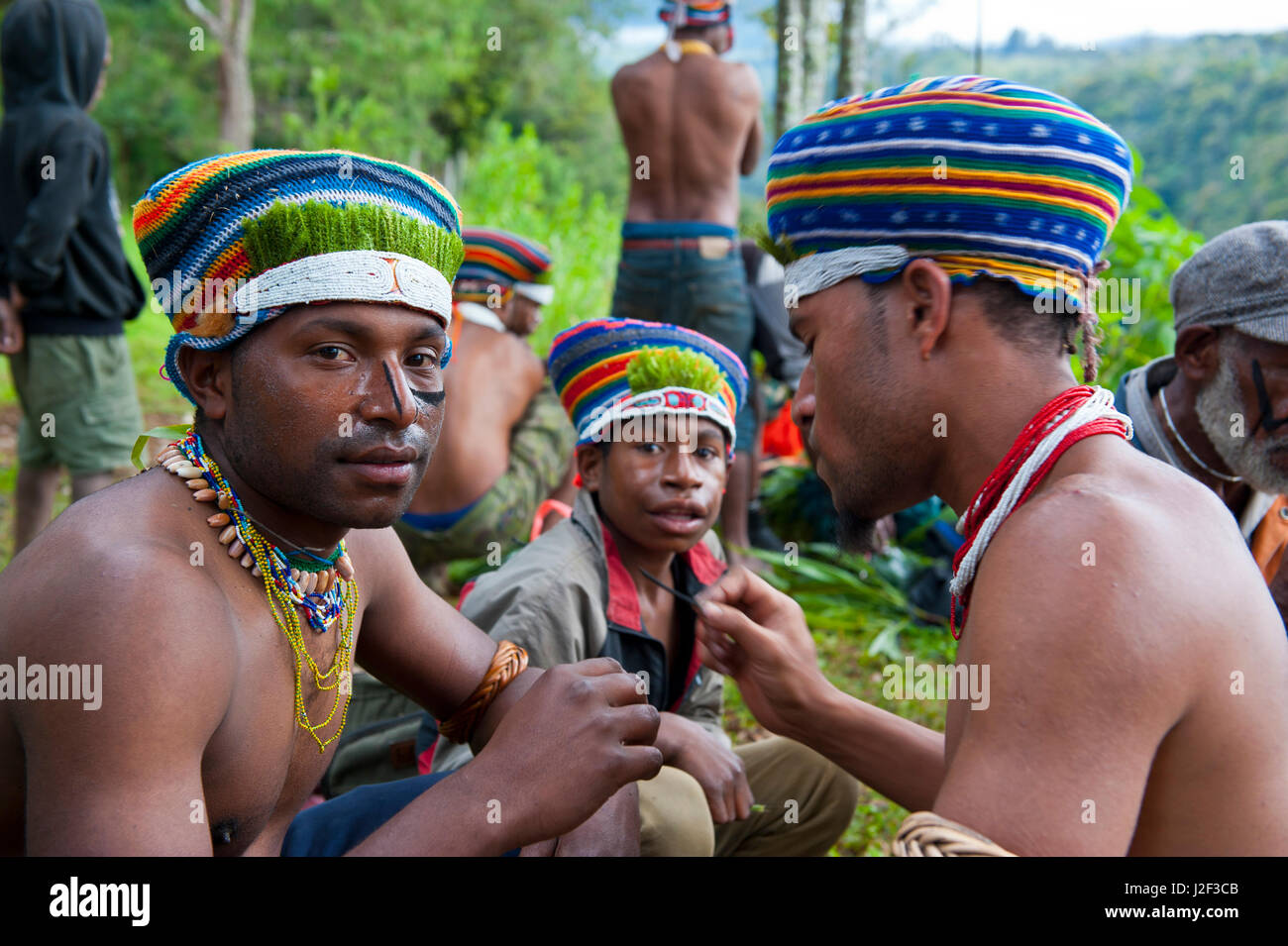 Tribesmen put up color in their face to celebrate the traditional Sing ...