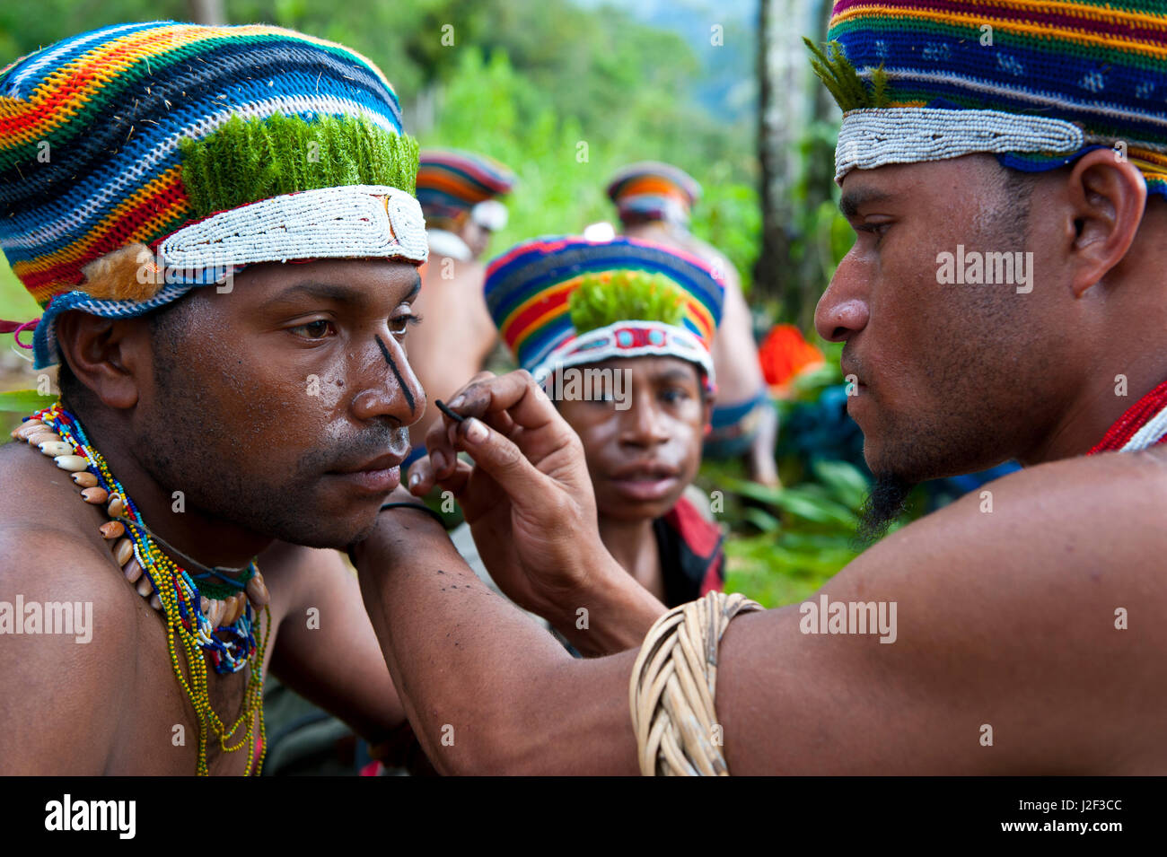 Tribesmen put up color in their face to celebrate the traditional Sing ...