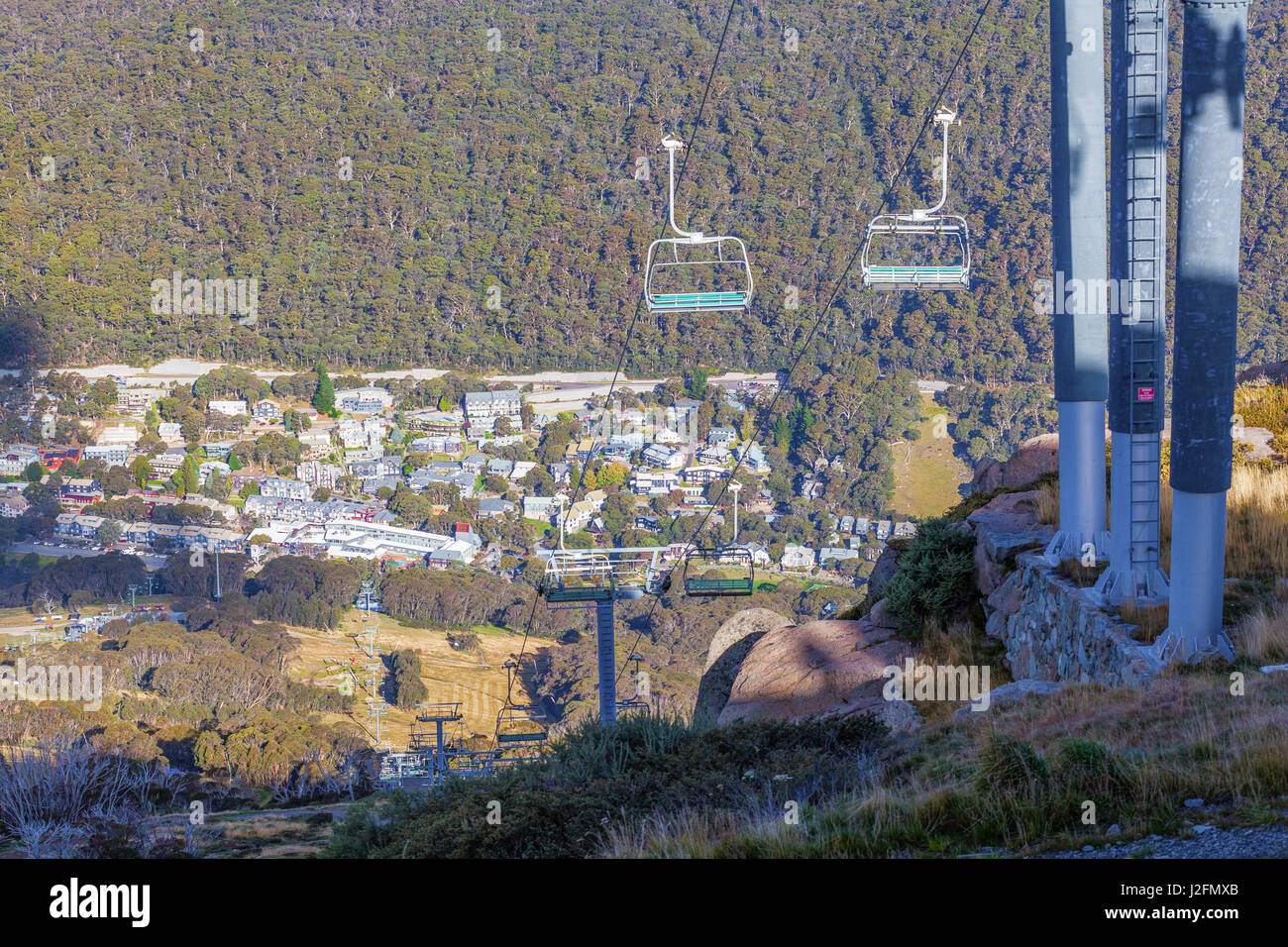 Kosciuszko Express Chairlift descending into Thredbo Village at ...
