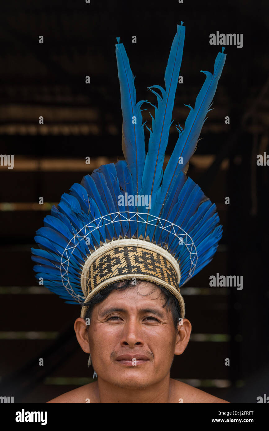 Amerindian headdress hi-res stock photography and images - Alamy