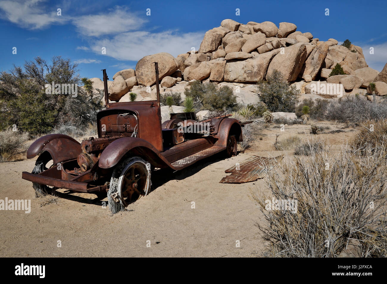 Abandoned rusted car joshua tree hi-res stock photography and images ...