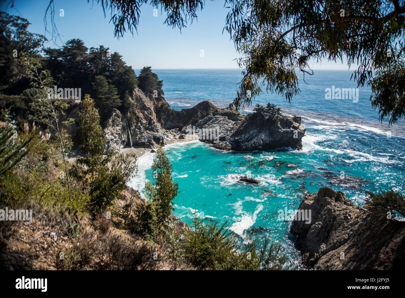 Maya Falls and ocean view in Julia Pfeiffer Burns State Park, Big Sur ...