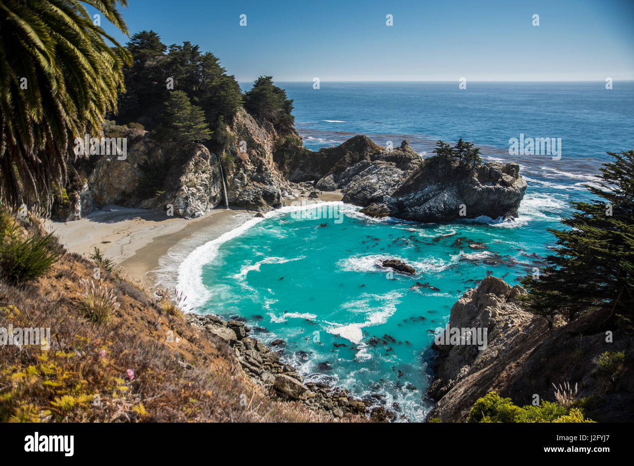 Maya Falls and ocean view in Julia Pfeiffer Burns State Park, Big Sur ...