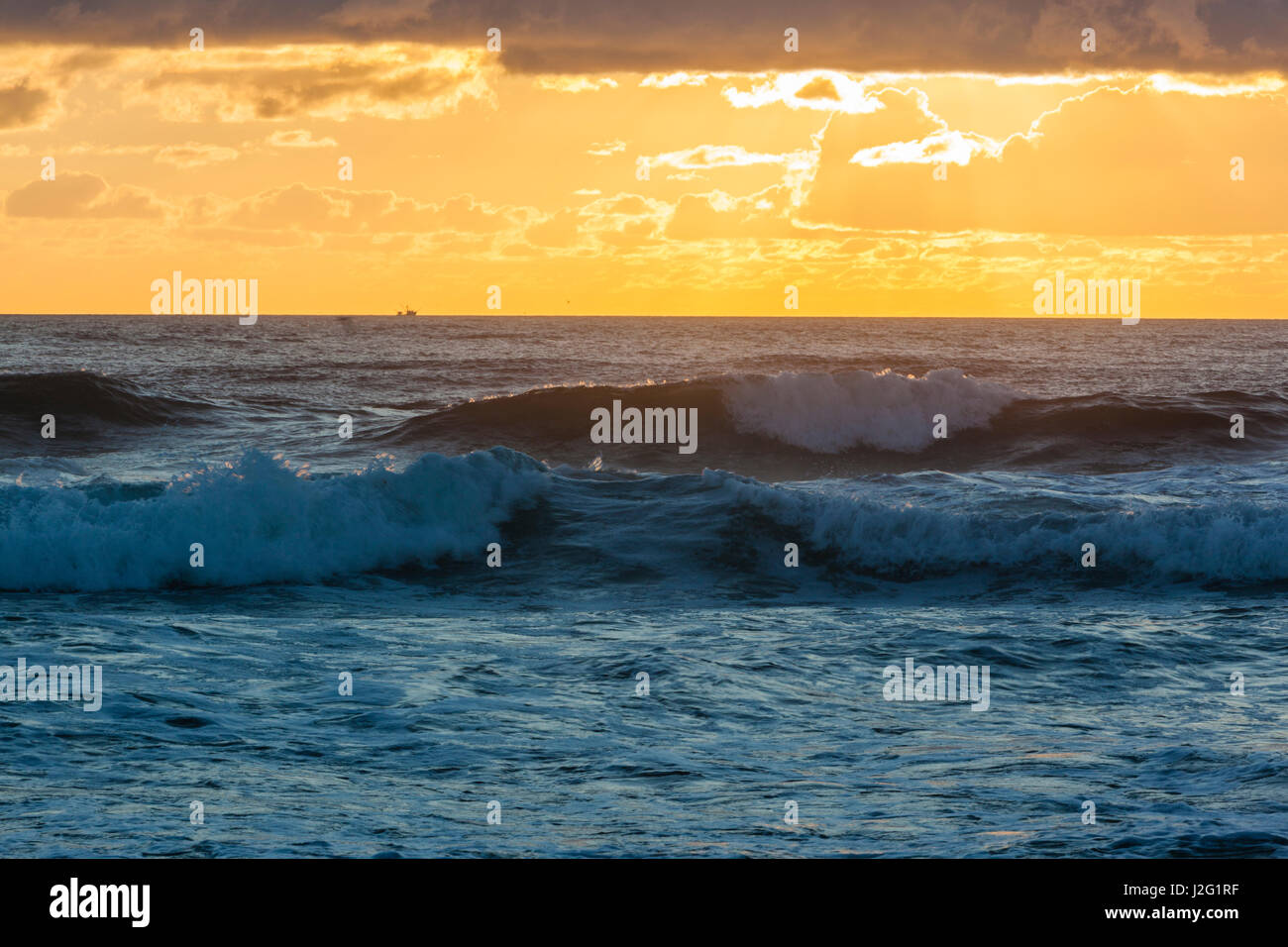 Dawn over the Atlantic Ocean at Coast Guard Beach in the Cape Cod ...