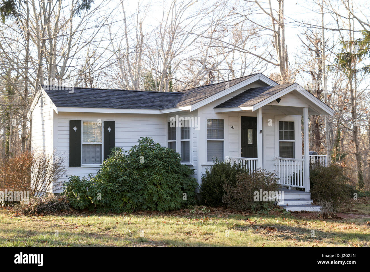 Small cape cod house hi-res stock photography and images - Alamy