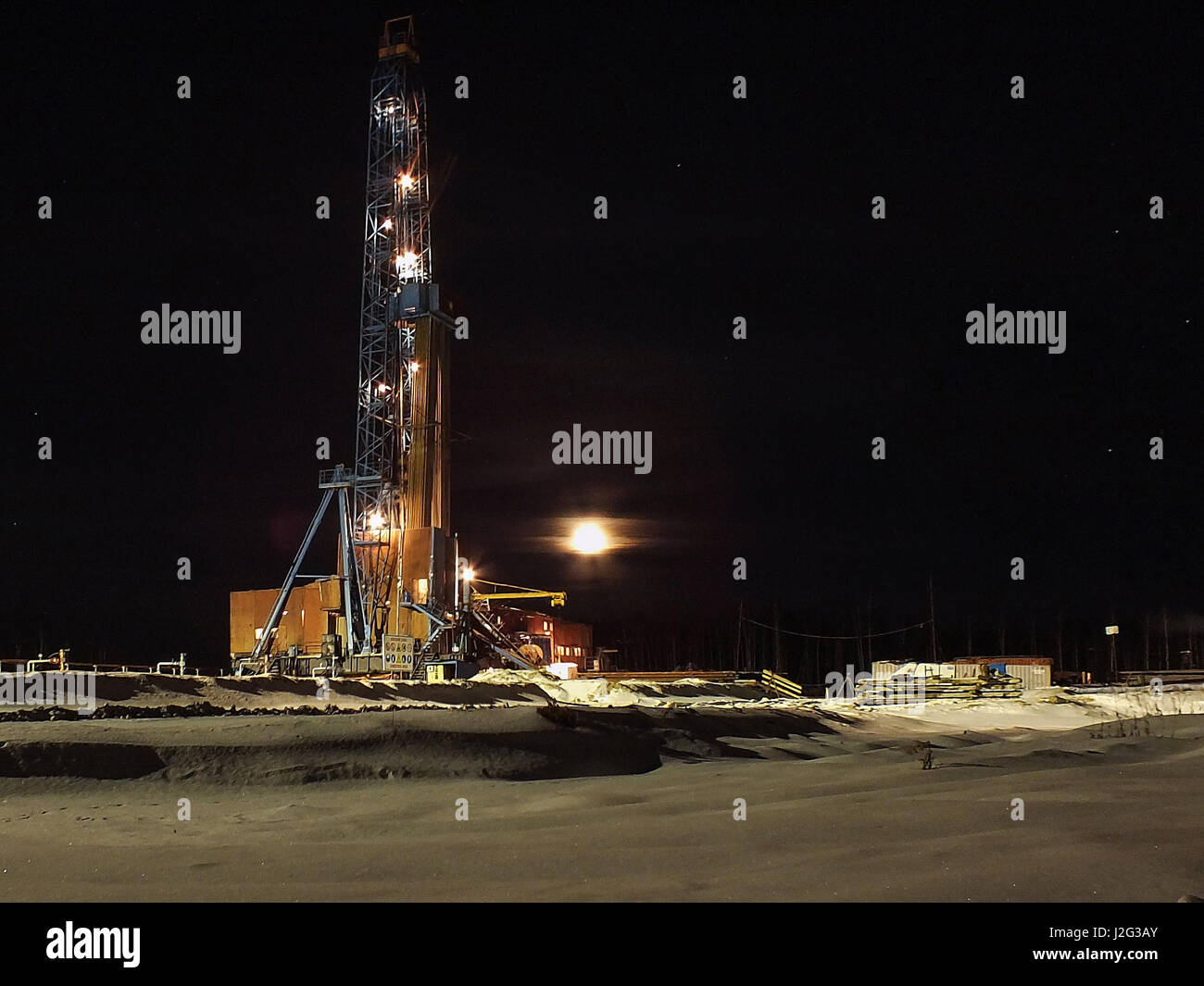 Drilling rig night hi-res stock photography and images - Alamy