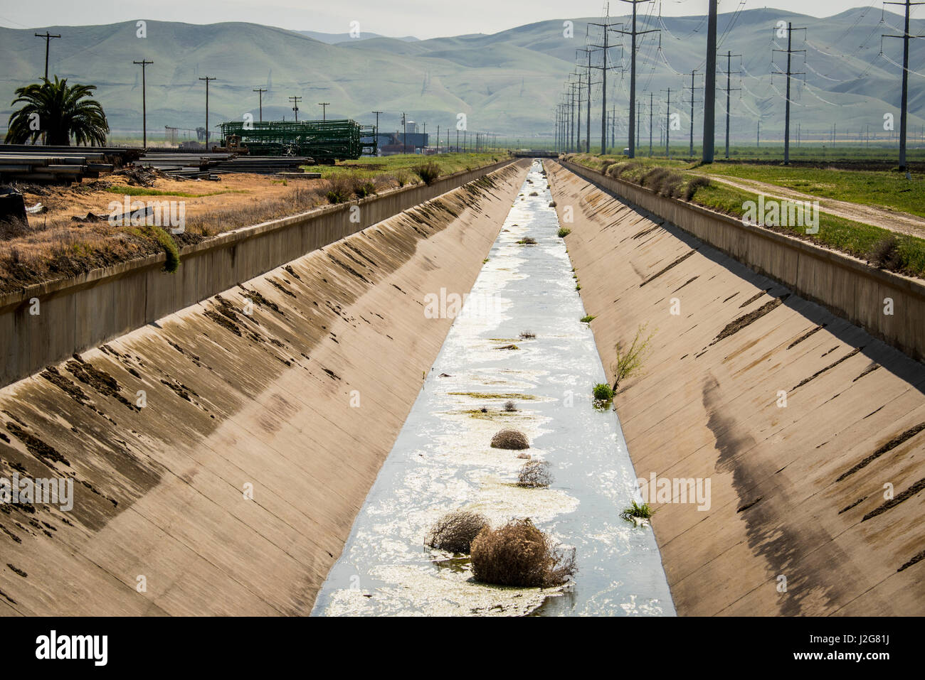 USA, California, Central Valley, San Joaquin River Valley, canal at Cox ...