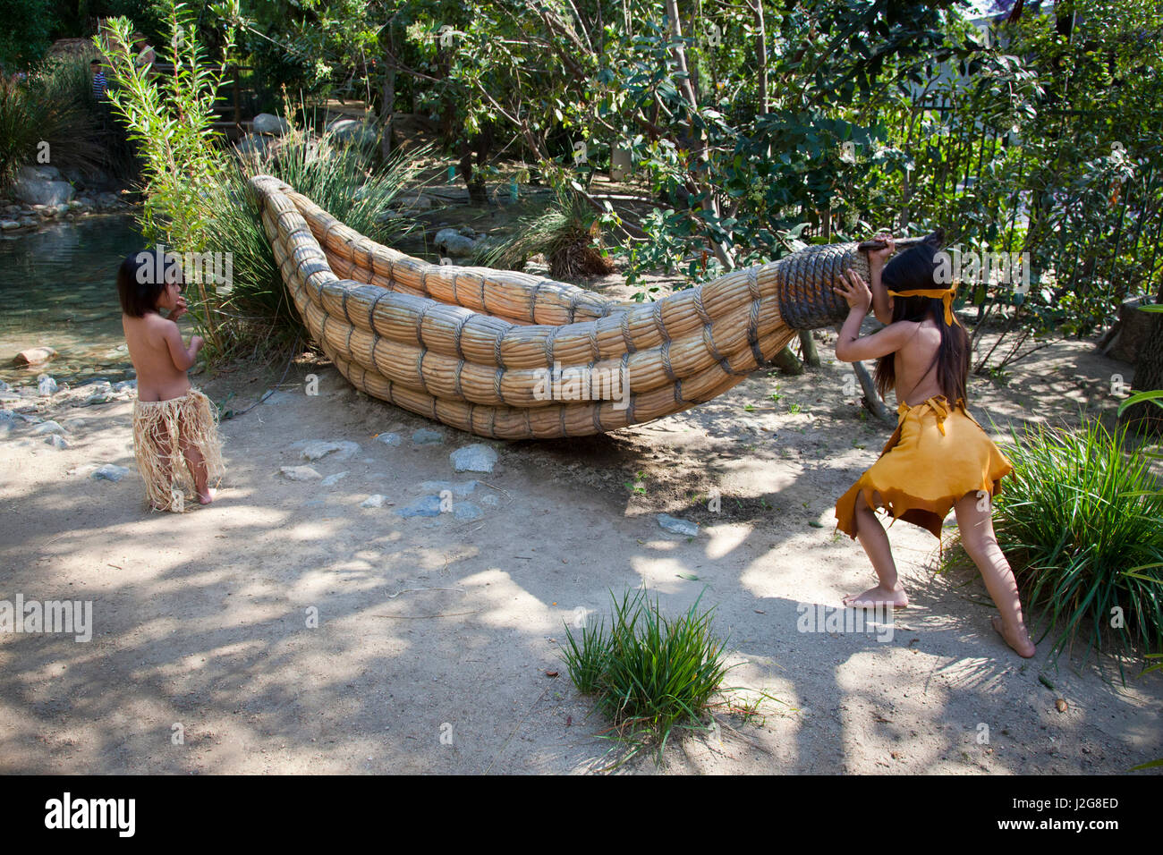 Native american canoe california hi-res stock photography and images ...