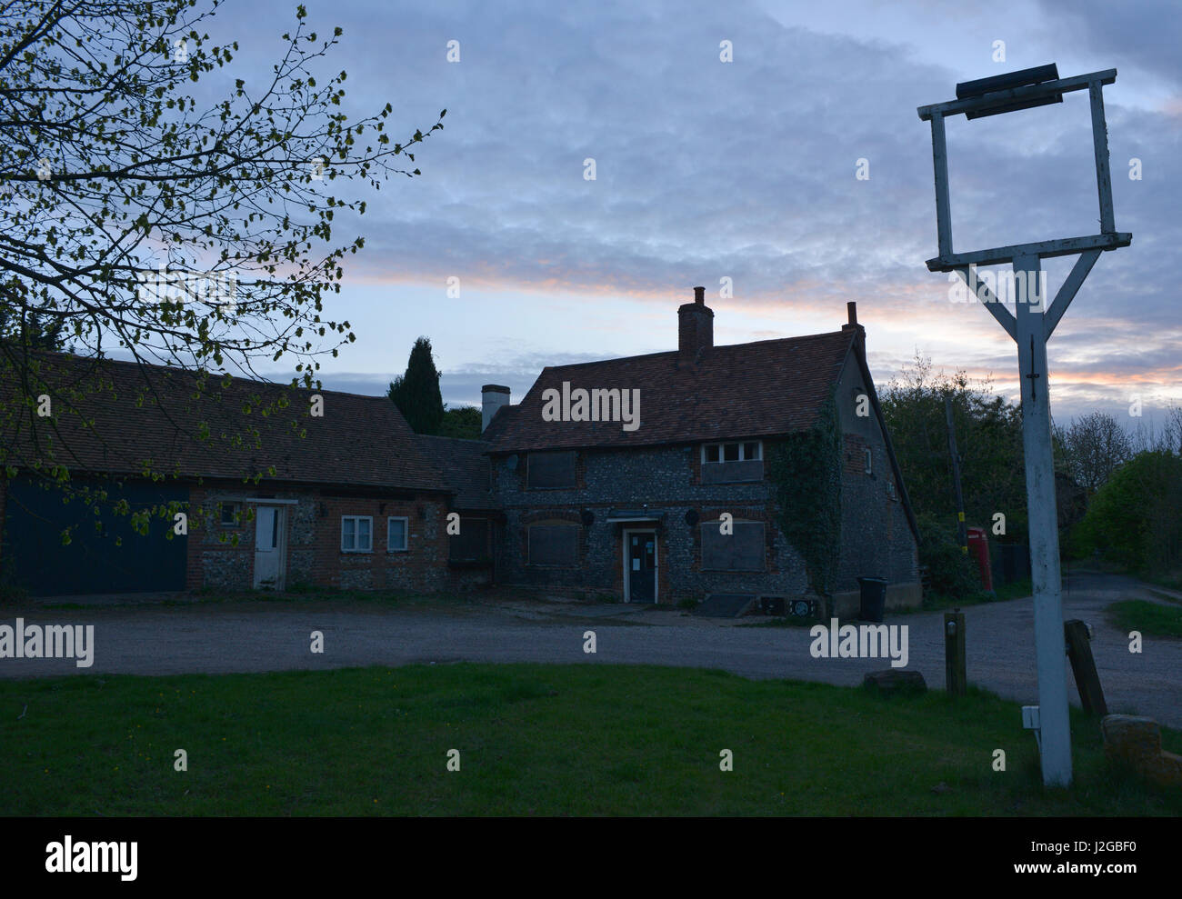 Shuttered country pub hi-res stock photography and images - Alamy