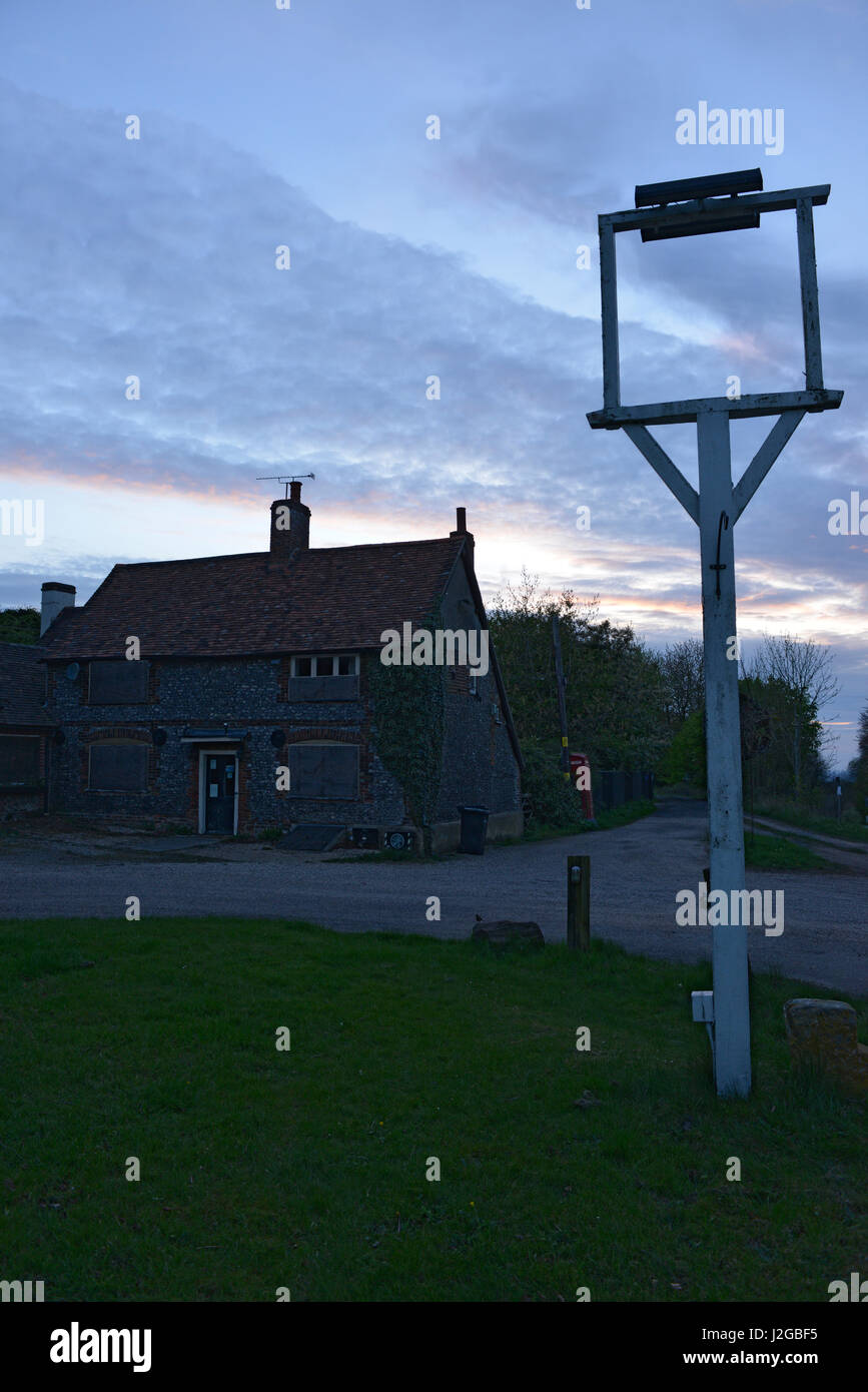 The Crown Inn, Nuffield. A shuttered and boarded up pub Stock Photo - Alamy