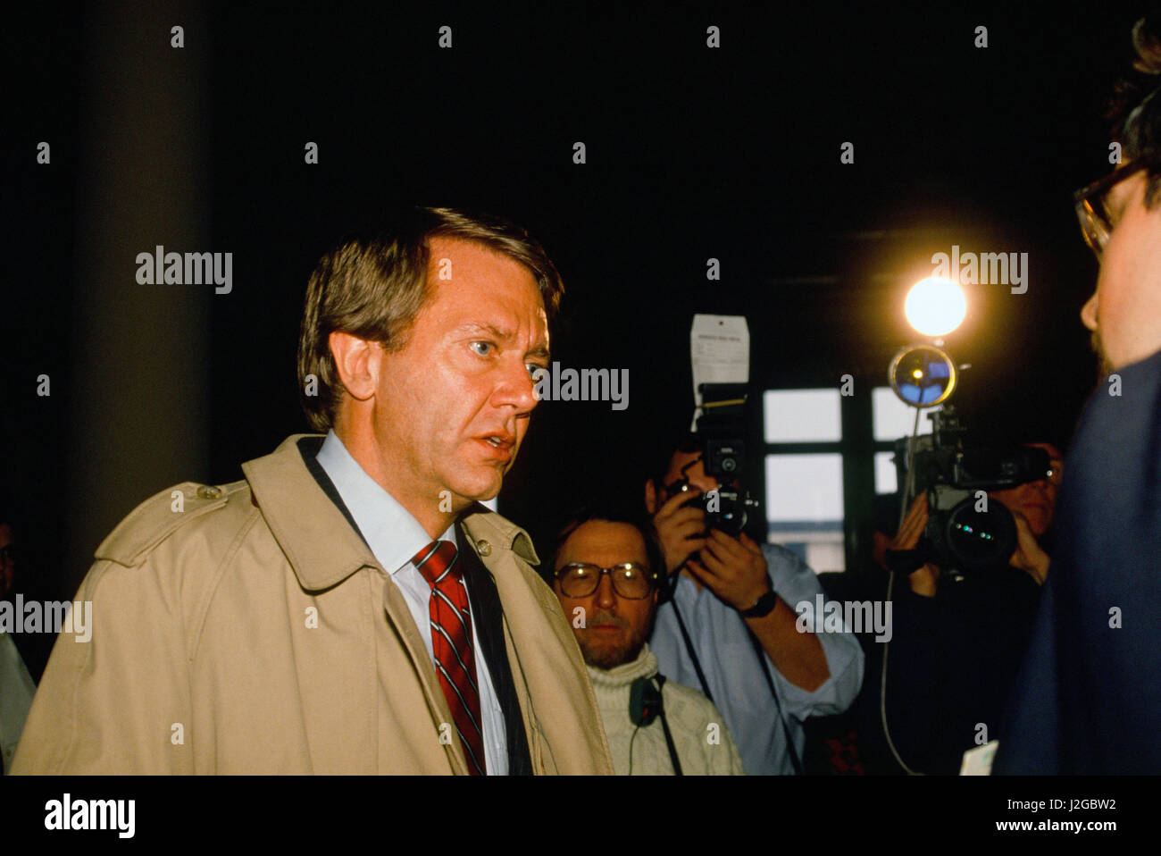 Governor Bruce Babbitt arrives for a press conference at the Iowa State ...