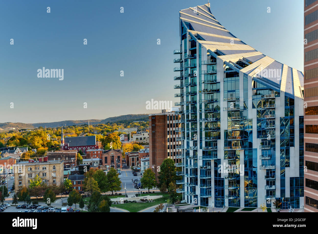 Curved condominium building designed by architect Daniel Libeskind ...