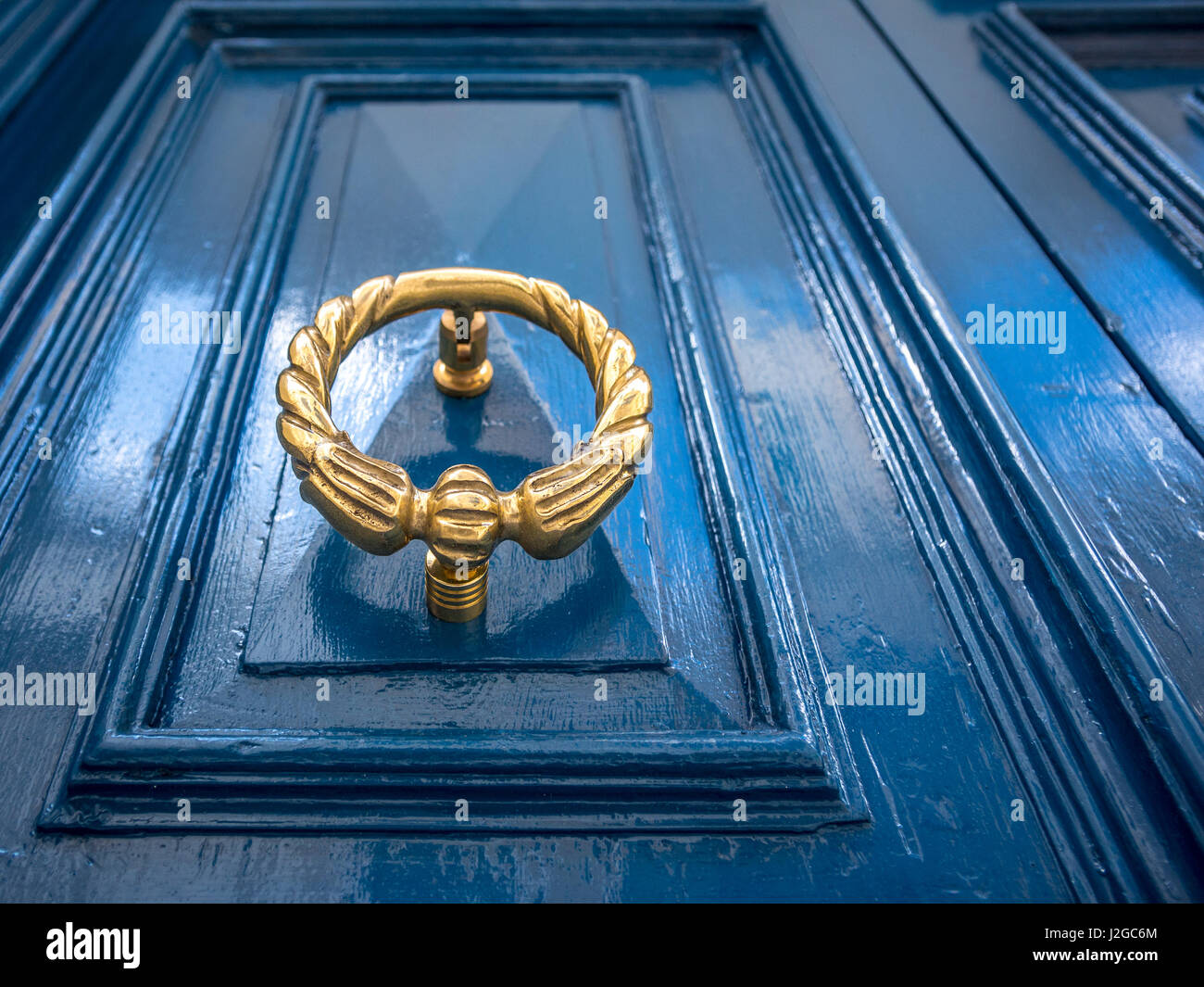 Golden metal door knocker hi-res stock photography and images - Alamy