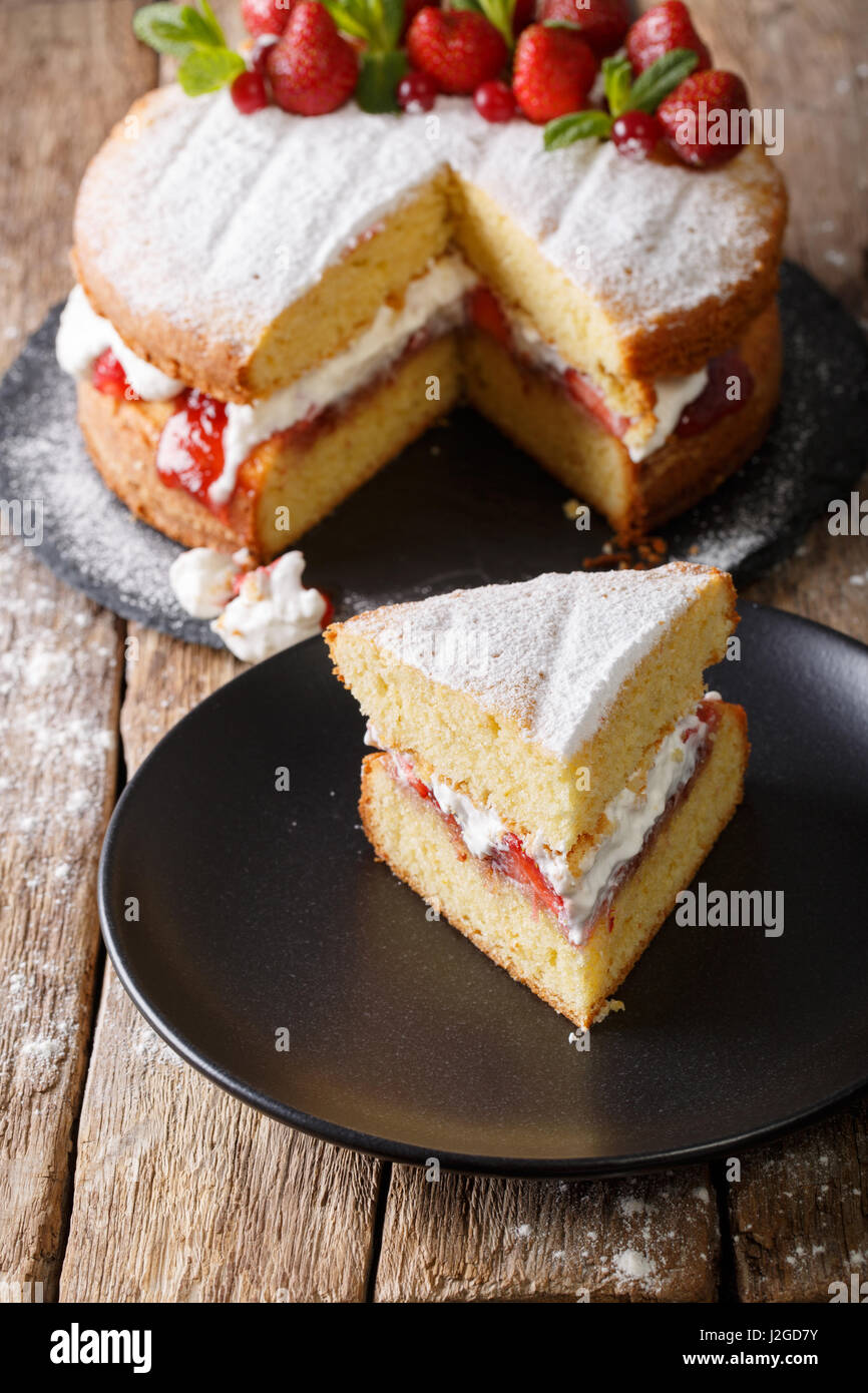 Victoria sponge cake hi-res stock photography and images - Alamy