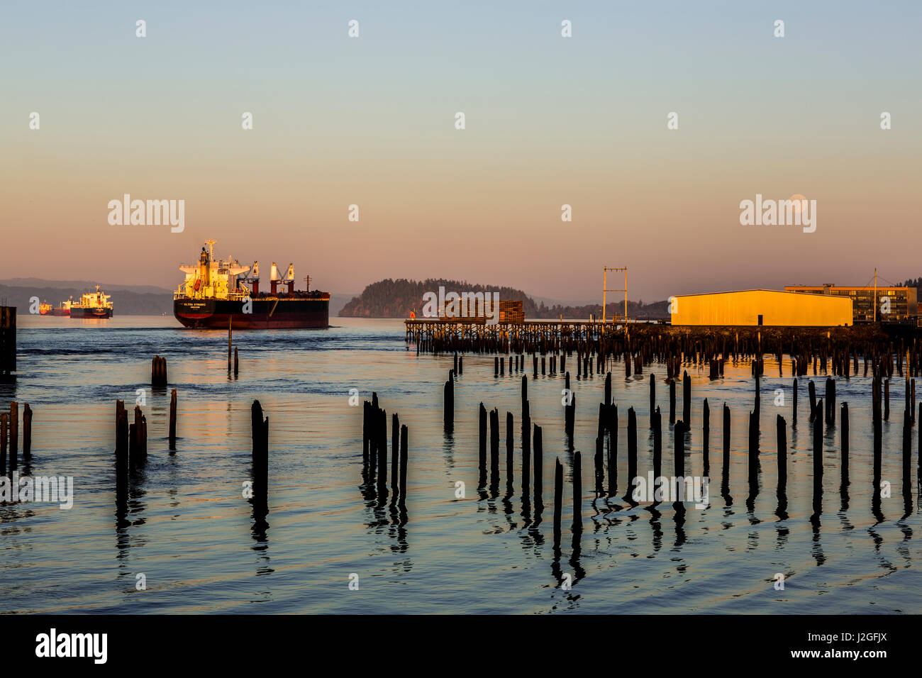 Oregon container ship port activity hi-res stock photography and images ...