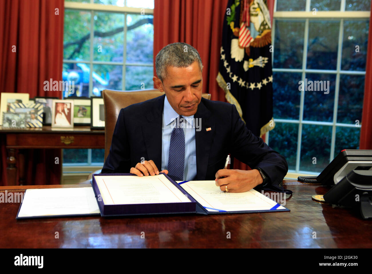 President Barack Obama signs the bipartisan budget bill 2015 into law ...