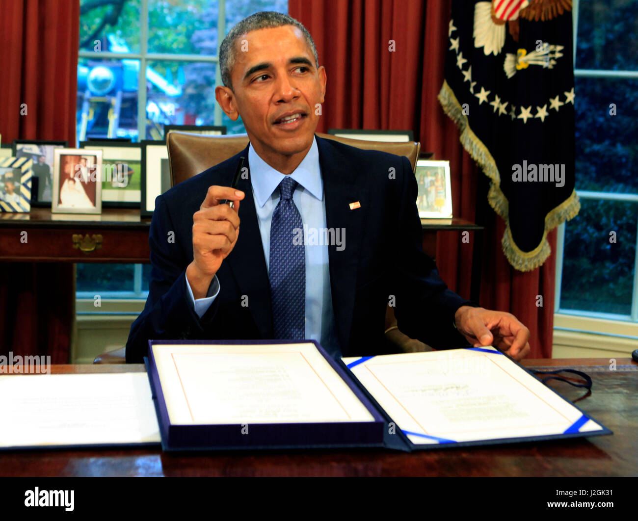 President Barack Obama signs the bipartisan budget bill 2015 into law ...